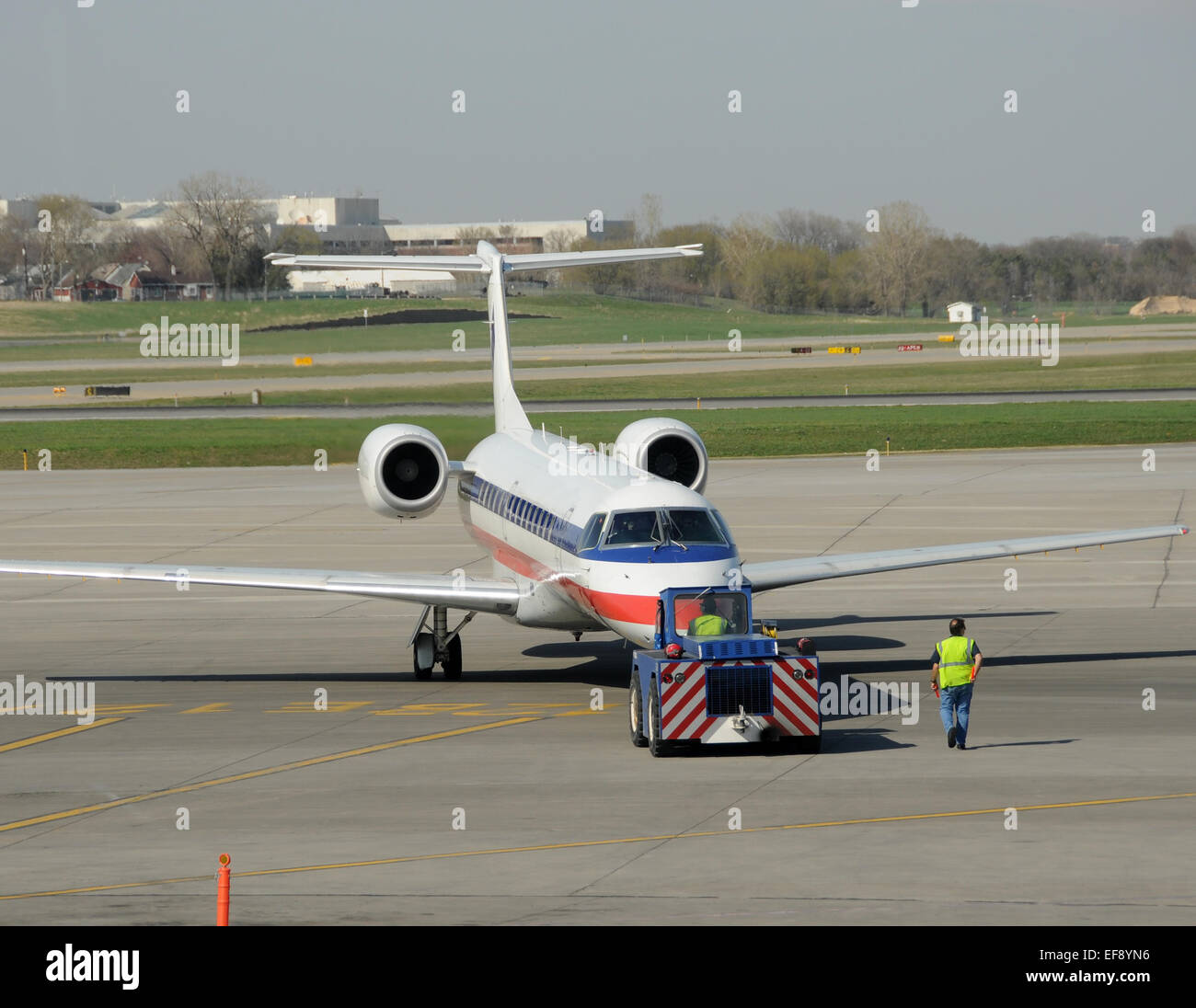 Airplane pushback hi-res stock photography and images - Alamy