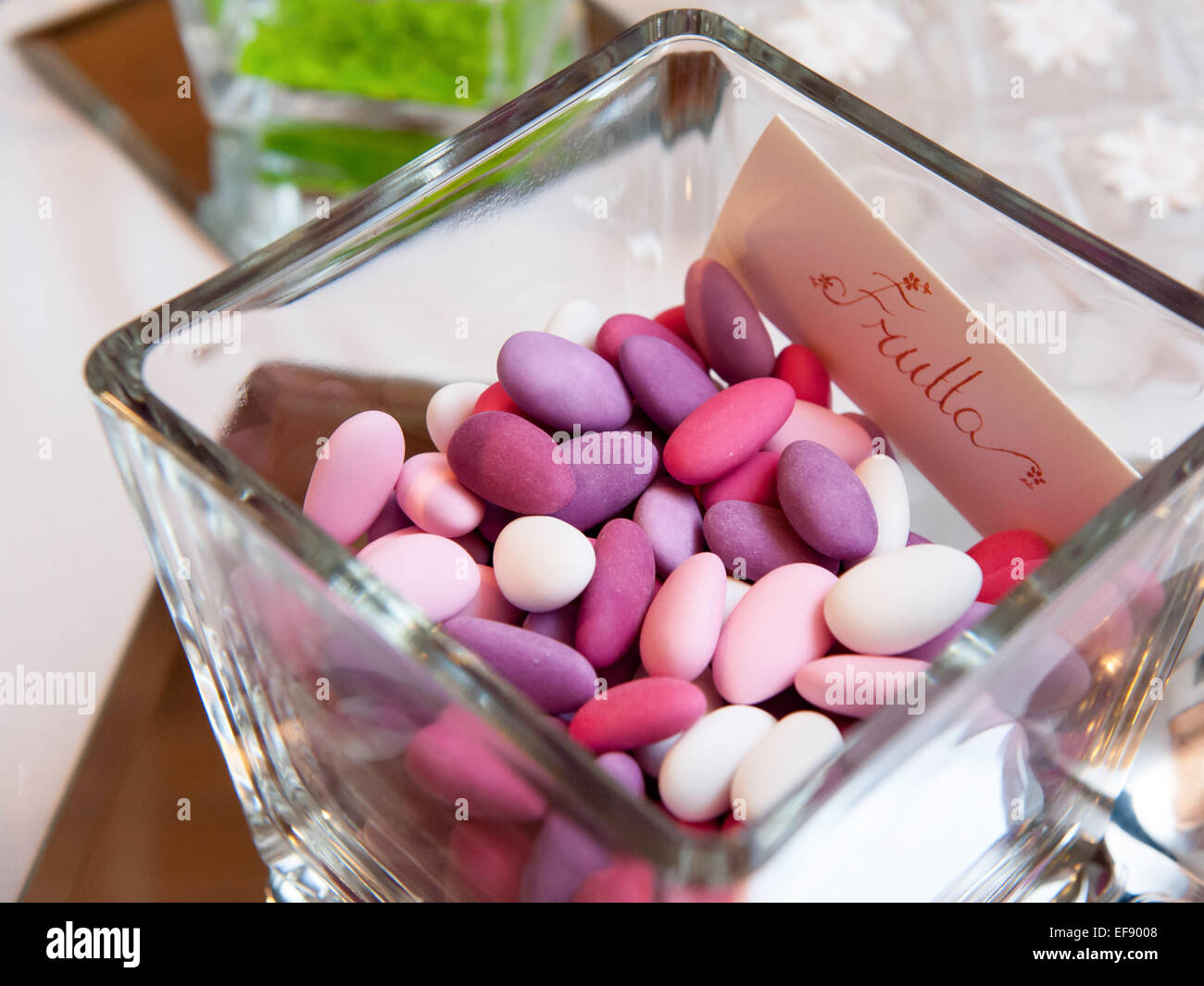 wedding table with pink confetti Stock Photo - Alamy