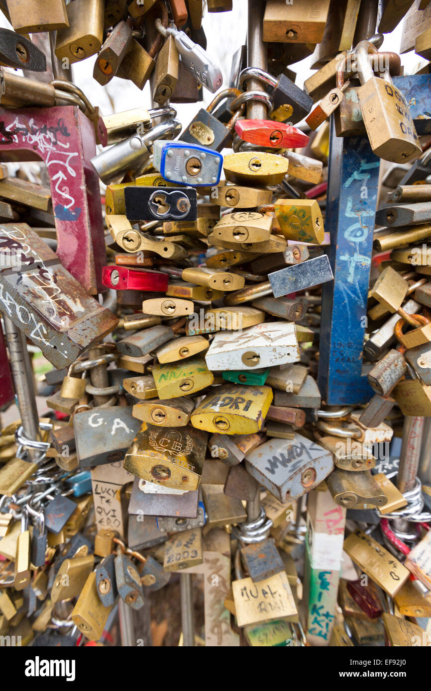Locks chains hi-res stock photography and images - Alamy