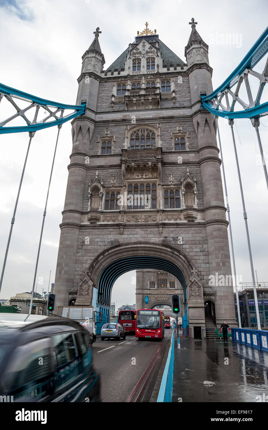 Traffic on Tower Bridge Stock Photo - Alamy