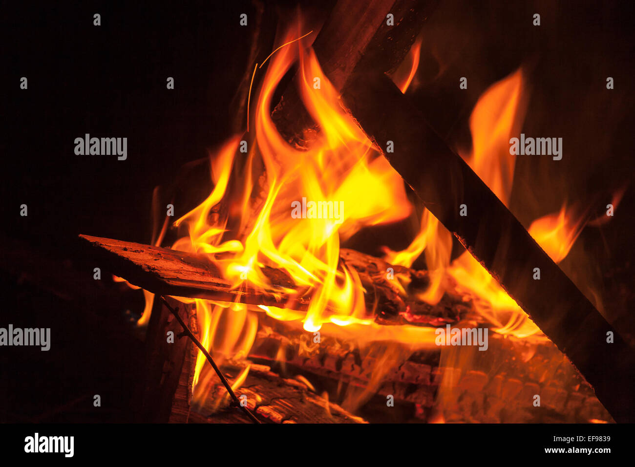 Night fire bonfire hi-res stock photography and images - Alamy