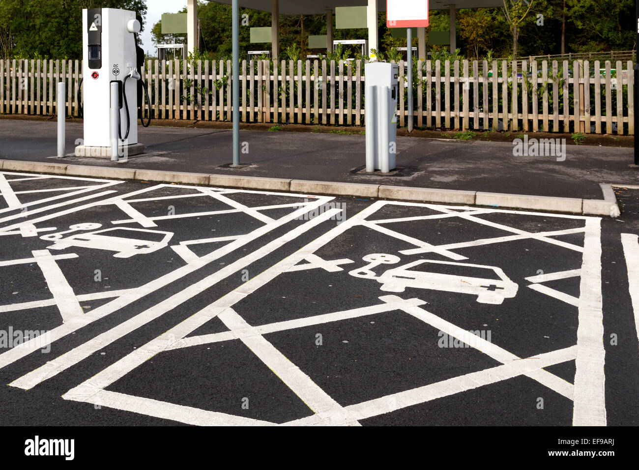 Uk electric charging points sign hi-res stock photography and images ...