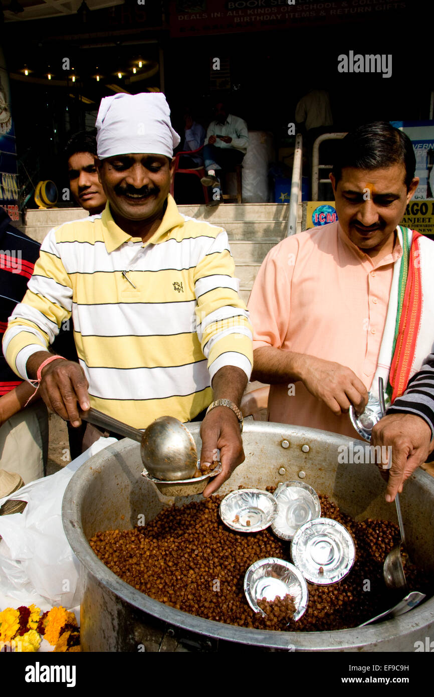 Food distribution india hi-res stock photography and images - Alamy