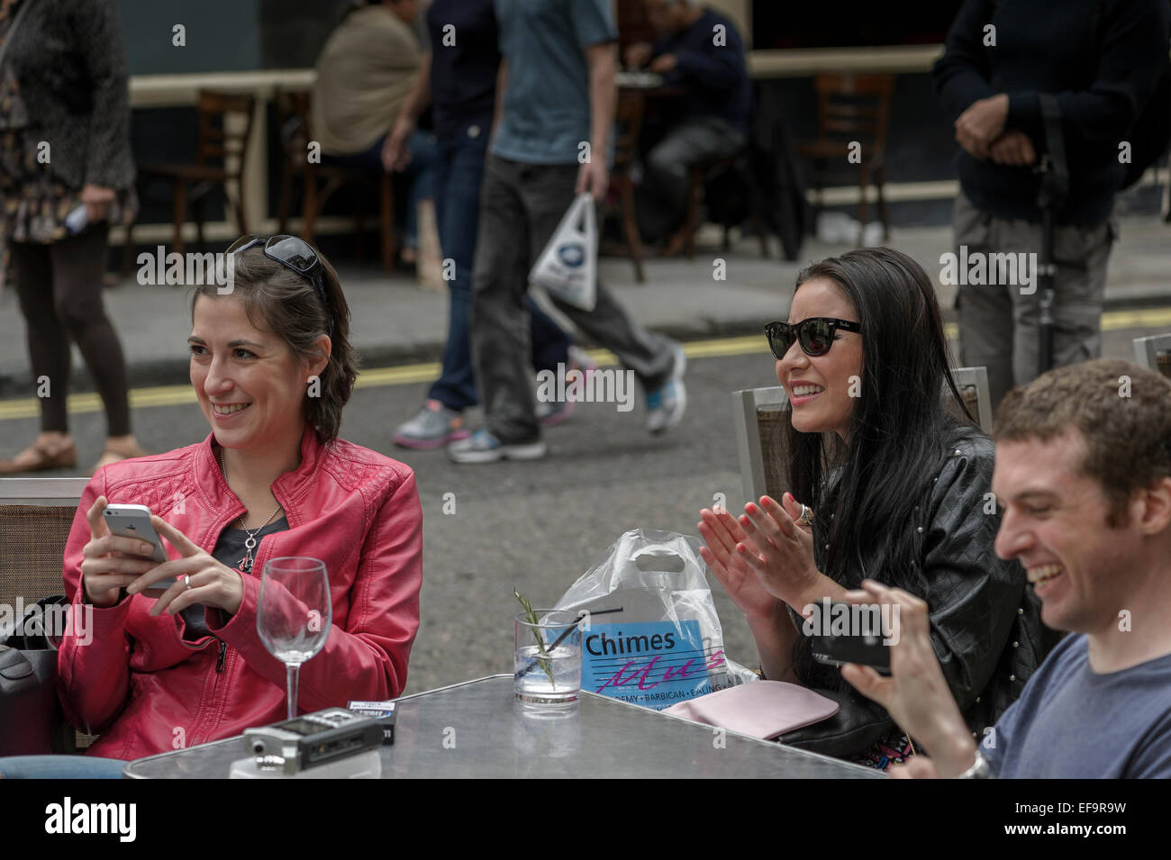 Audience clapping bar hi-res stock photography and images - Alamy