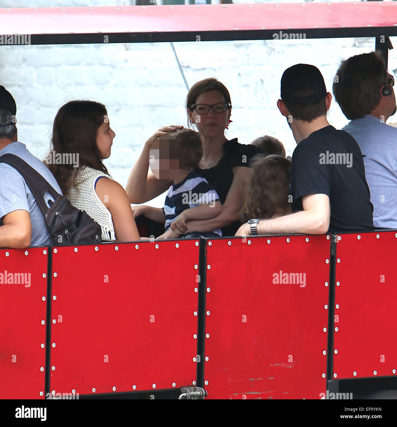 Lisa loeb and lyla rose hi-res stock photography and images - Alamy