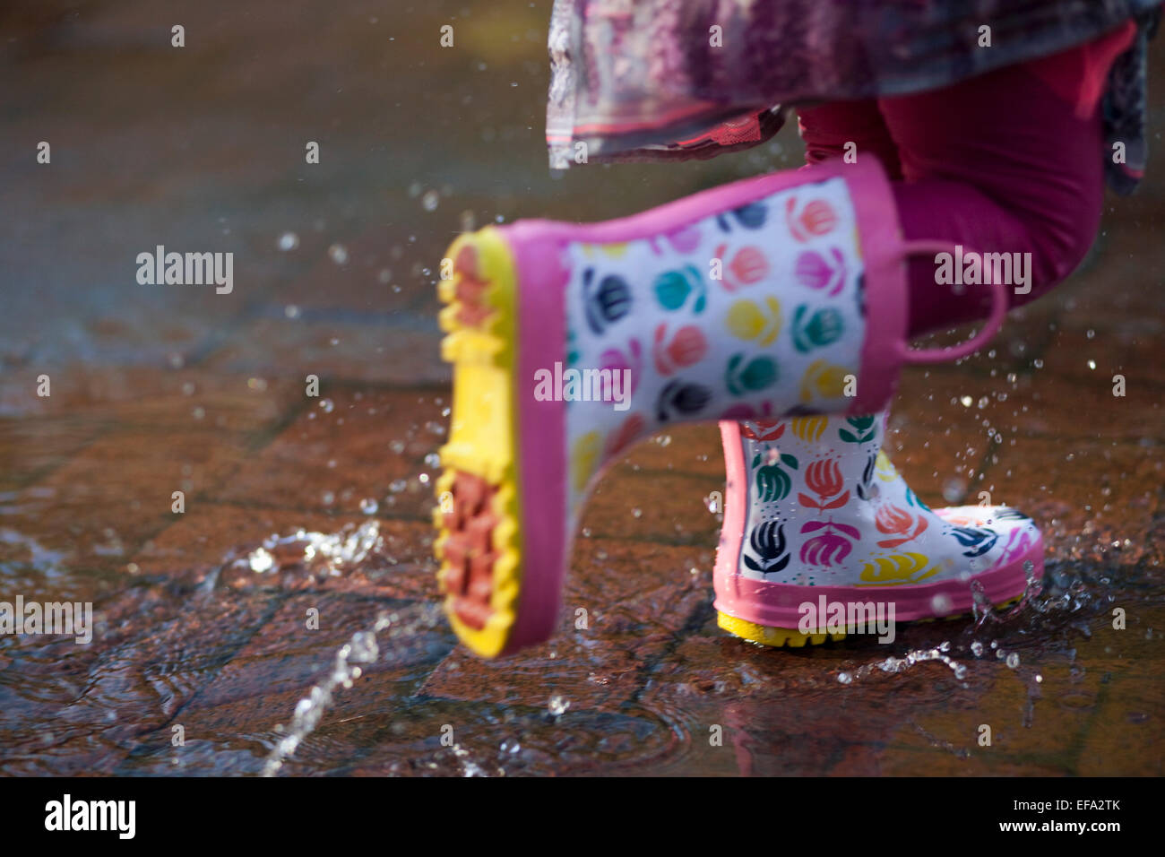 Child puddle splash hi-res stock photography and images - Alamy