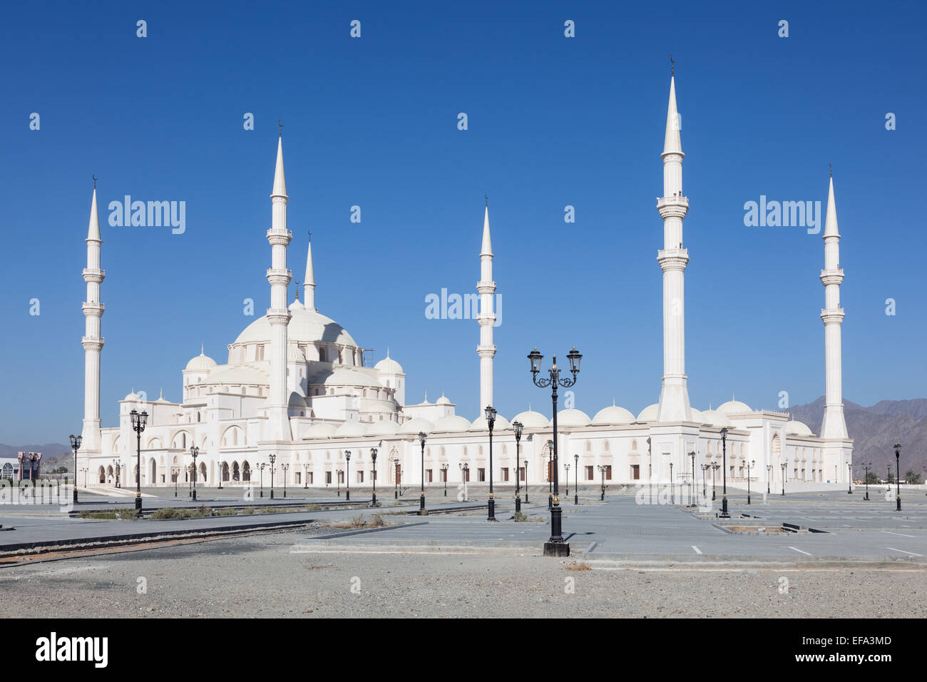 The new Sheikh Zayed Grand Mosque in Fujairah, United Arab Emirates ...