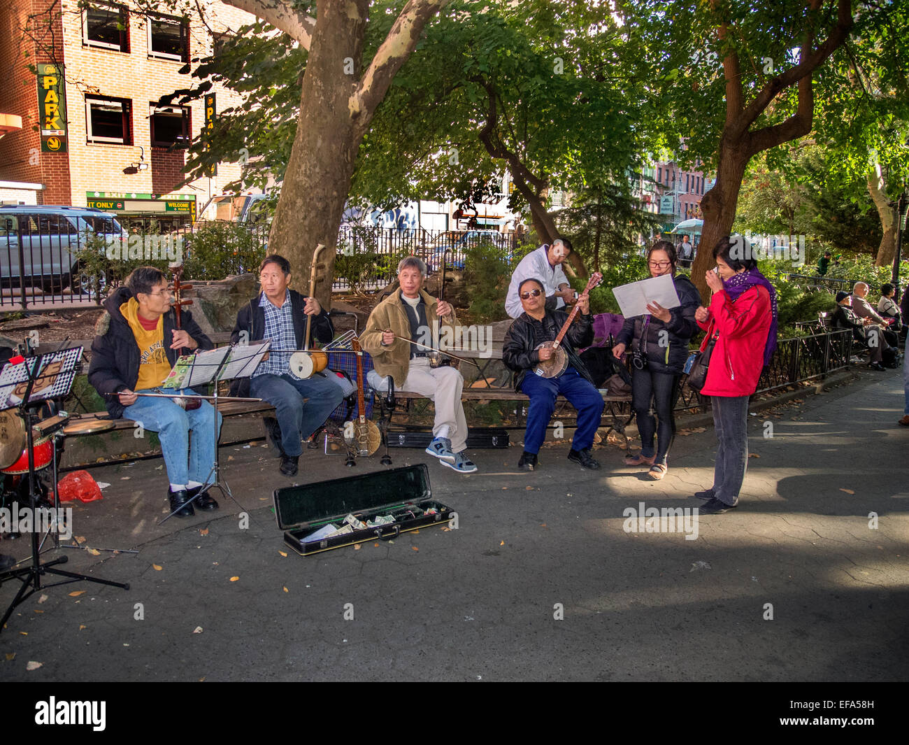 Chinese street musicians playing traditional Chinese instruments ...