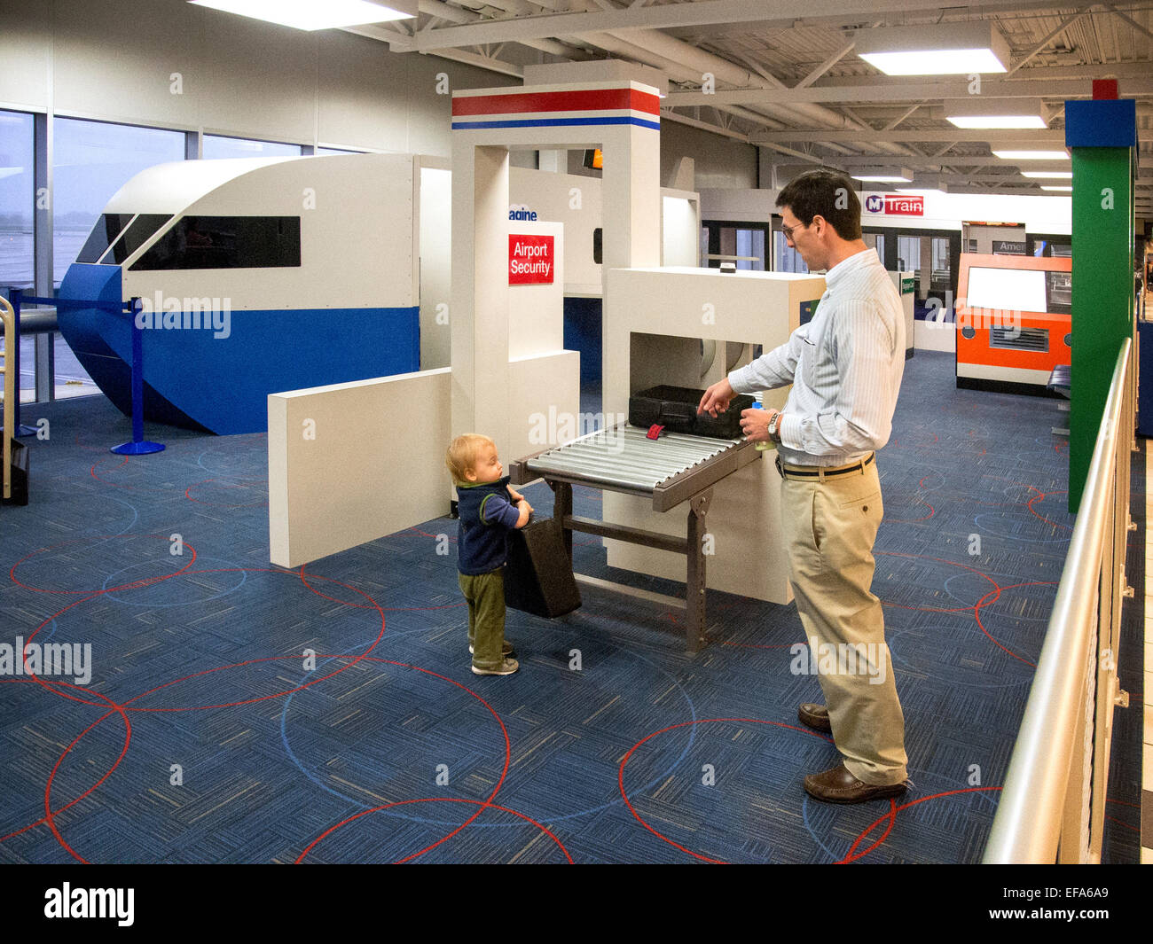 Airport x ray family hi-res stock photography and images - Alamy