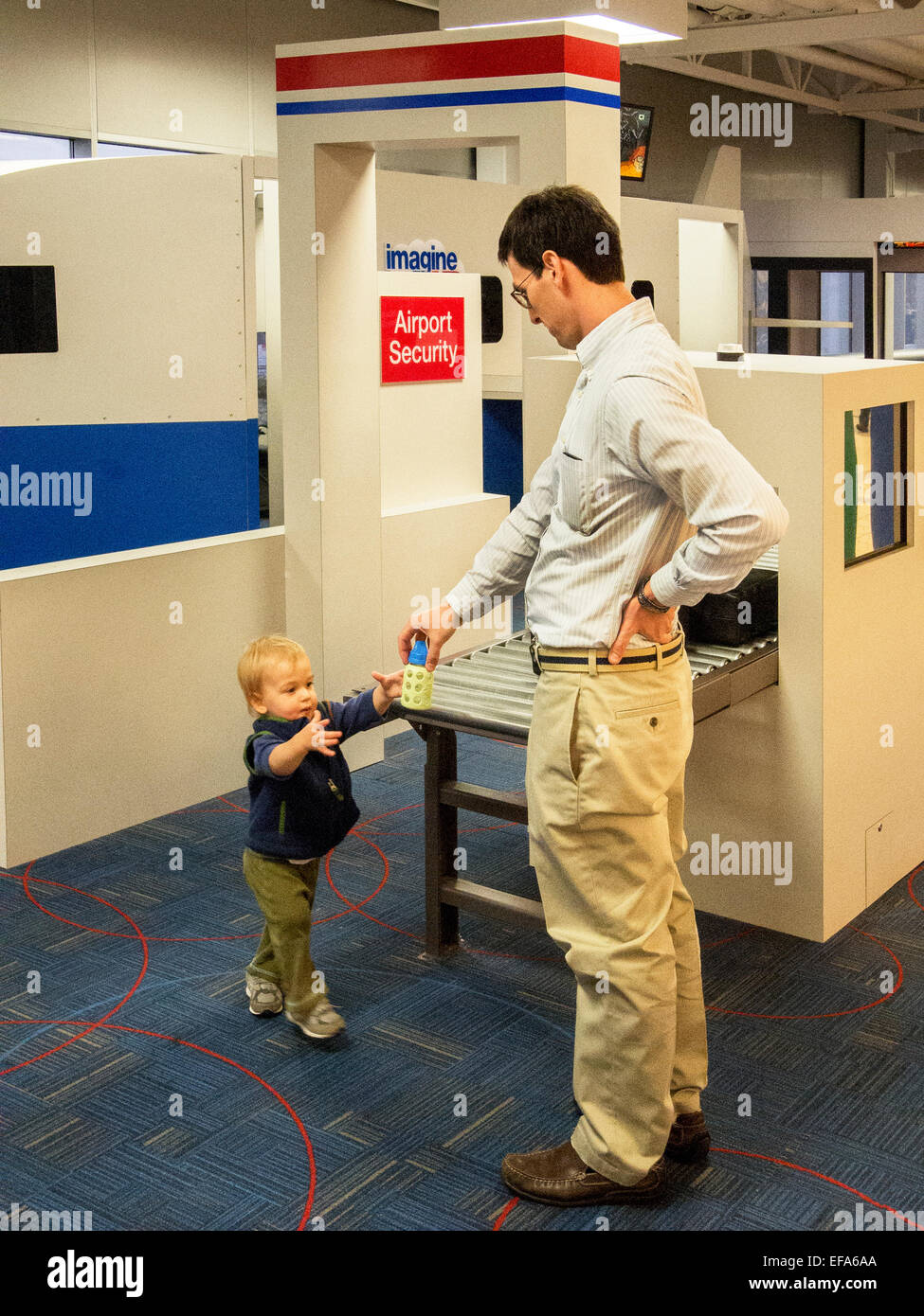 Airport x ray family hi-res stock photography and images - Alamy