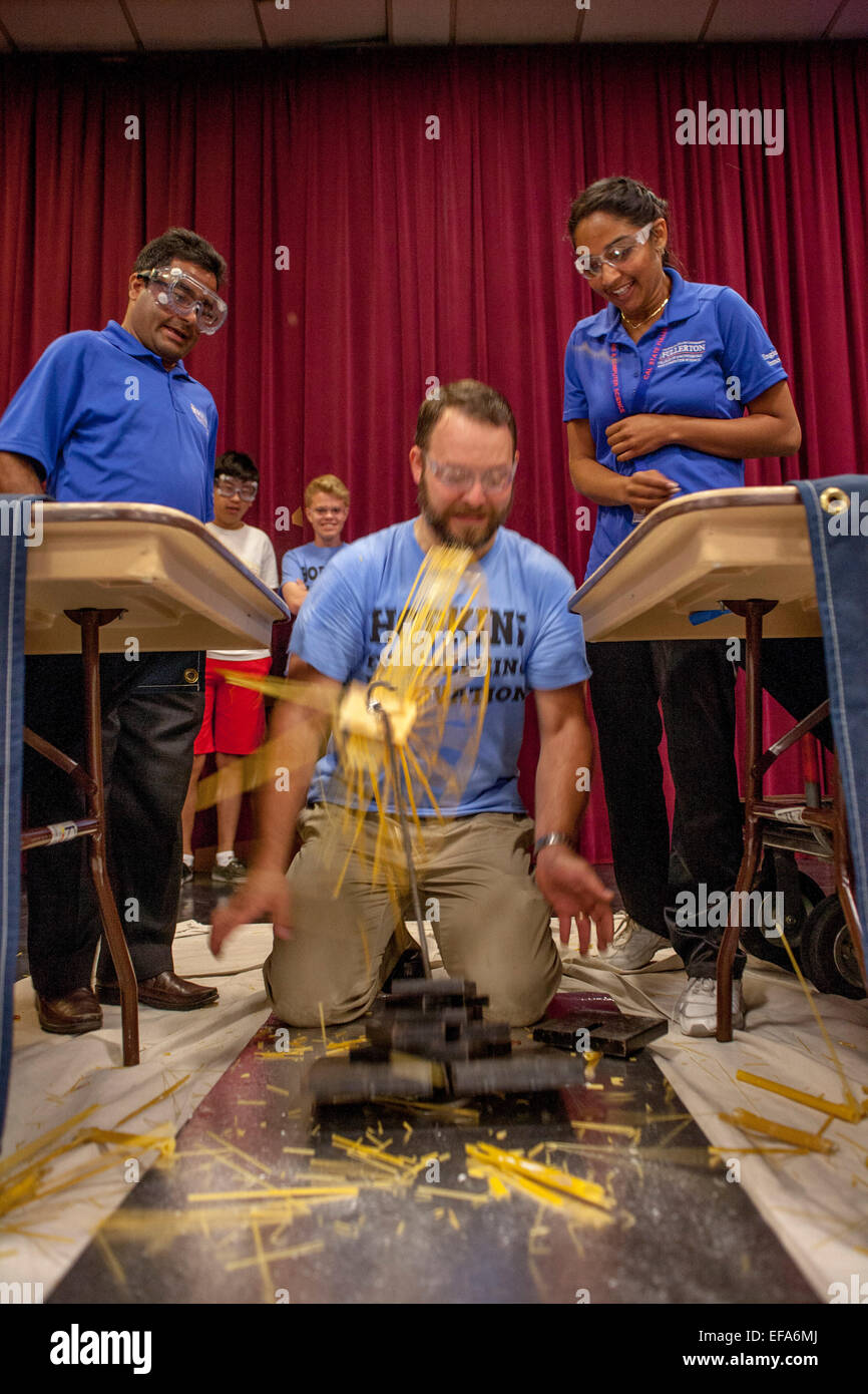 Breaking spaghetti noodles hi-res stock photography and images - Alamy