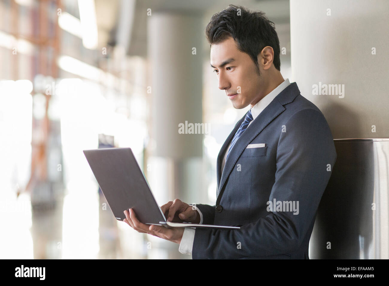 Young businessman using laptop Stock Photo - Alamy Young businessman using laptop Stock Photo - Alamy