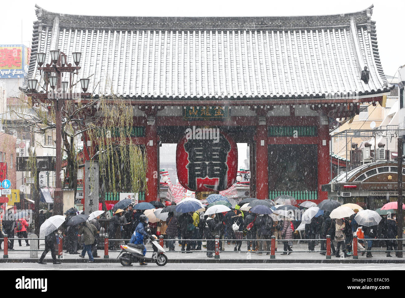 Tokyo, Japan. 30th Jan, 2015. People walking at the gate of Sensoji ...
