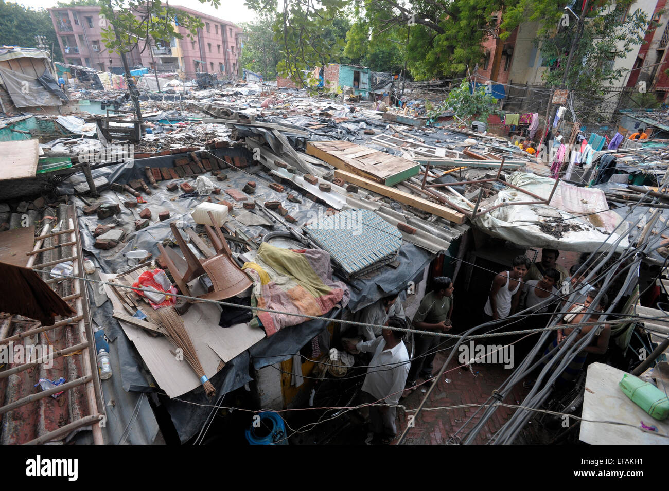 slum dwelling delhi india roofs Stock Photo - Alamy