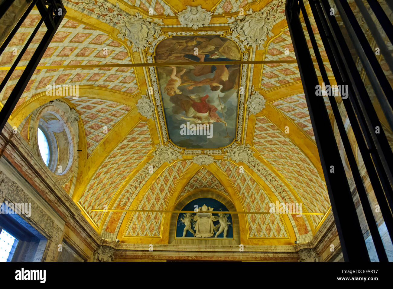 Ceiling with gold decoration hi-res stock photography and images - Alamy