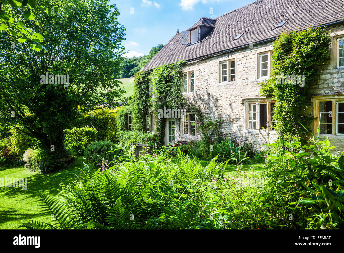 Country cottage and garden hi-res stock photography and images - Alamy