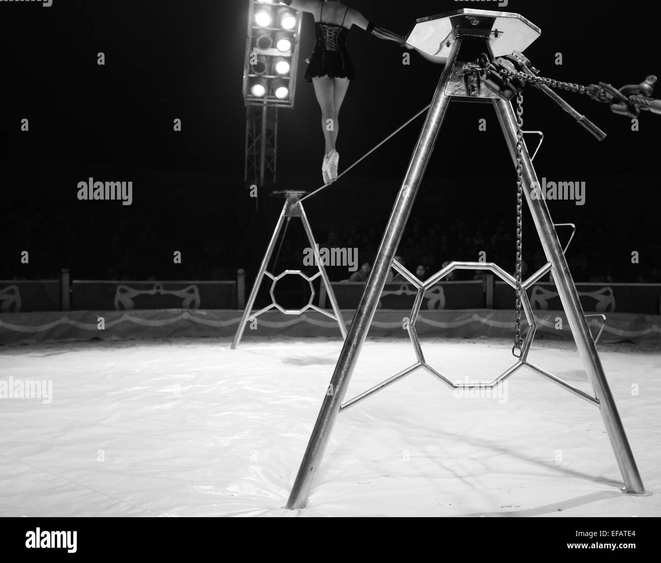 Female acrobats hi-res stock photography and images - Alamy