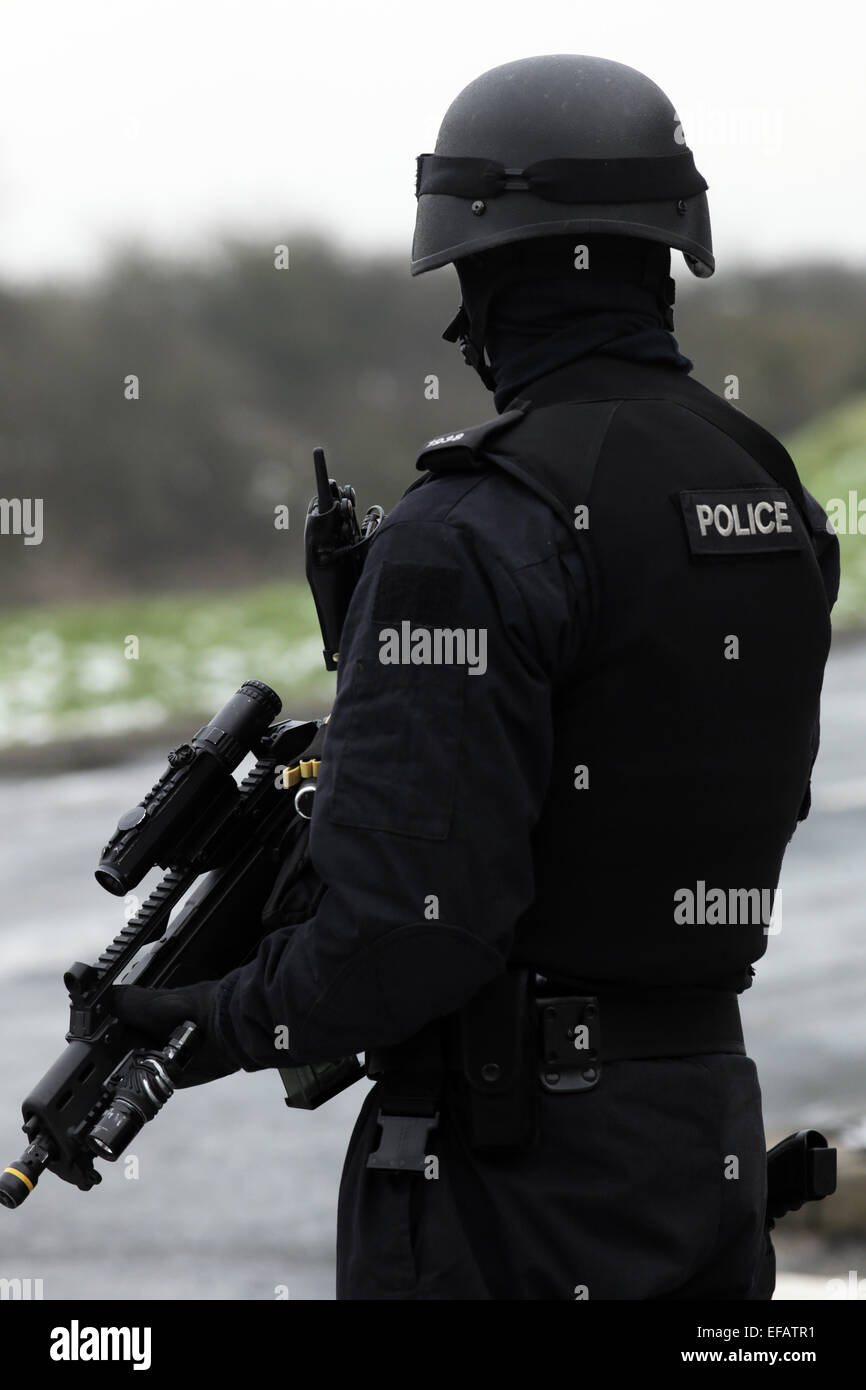 Armed police uk hi-res stock photography and images - Alamy