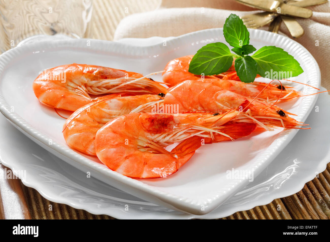 Fresh shrimp on a platter Stock Photo - Alamy