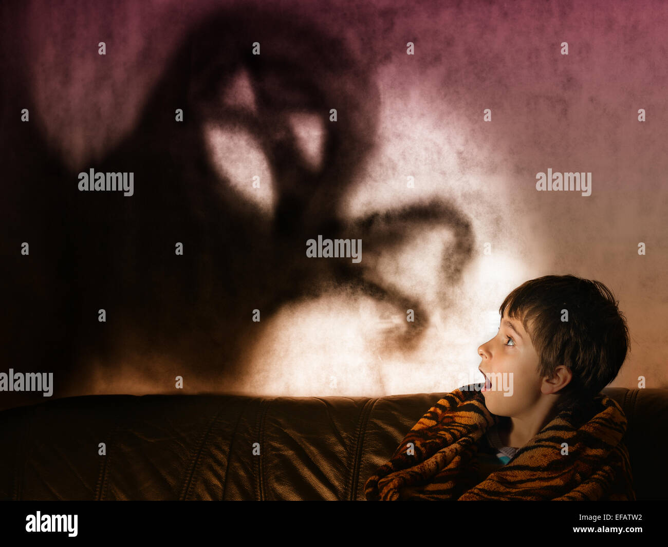 Silhouette child afraid hi-res stock photography and images - Alamy