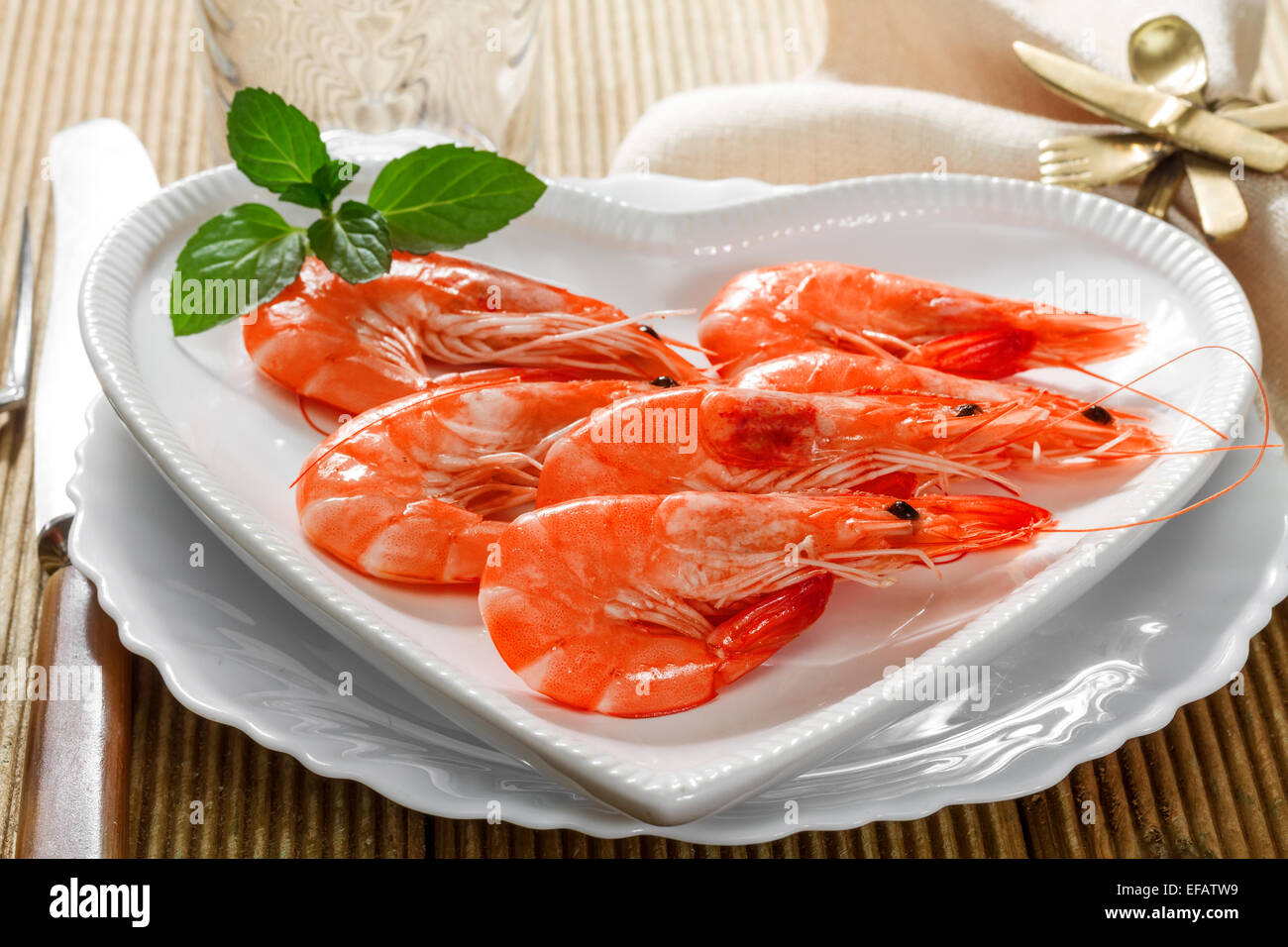 Fresh shrimp on a platter Stock Photo - Alamy