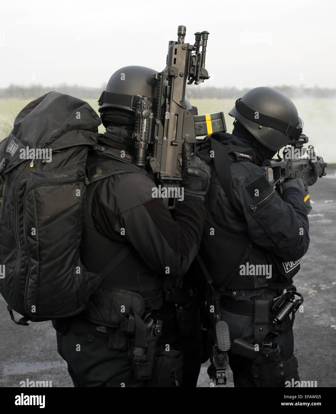 Armed police uk hi-res stock photography and images - Alamy