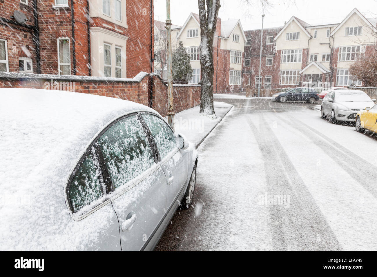 Snow falling hi-res stock photography and images - Alamy