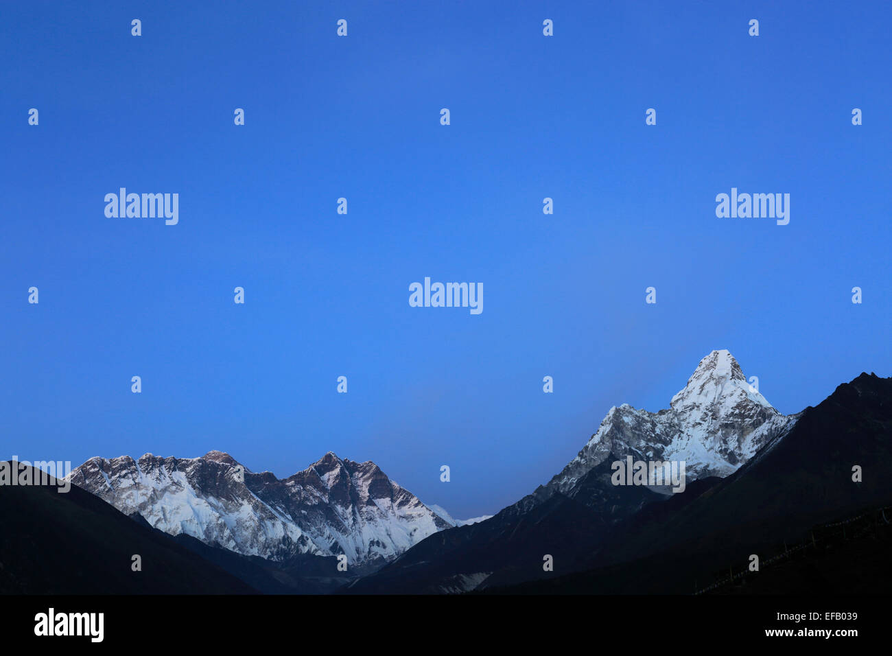 Sunset over the Snow Capped Mount Everest mountain, Everest base camp ...