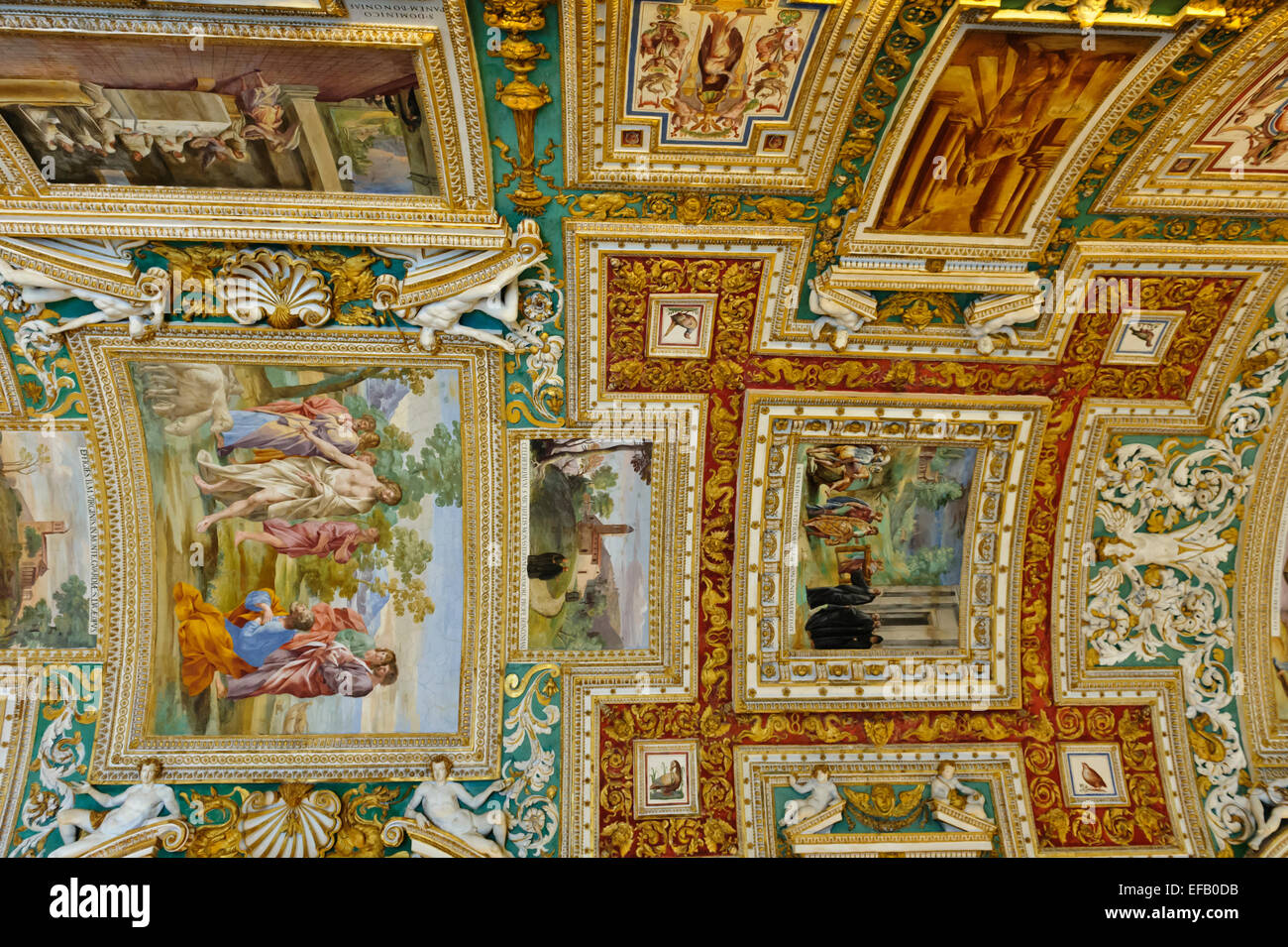 The decorative ceiling along the corridor of Vatican museum, Vatican ...