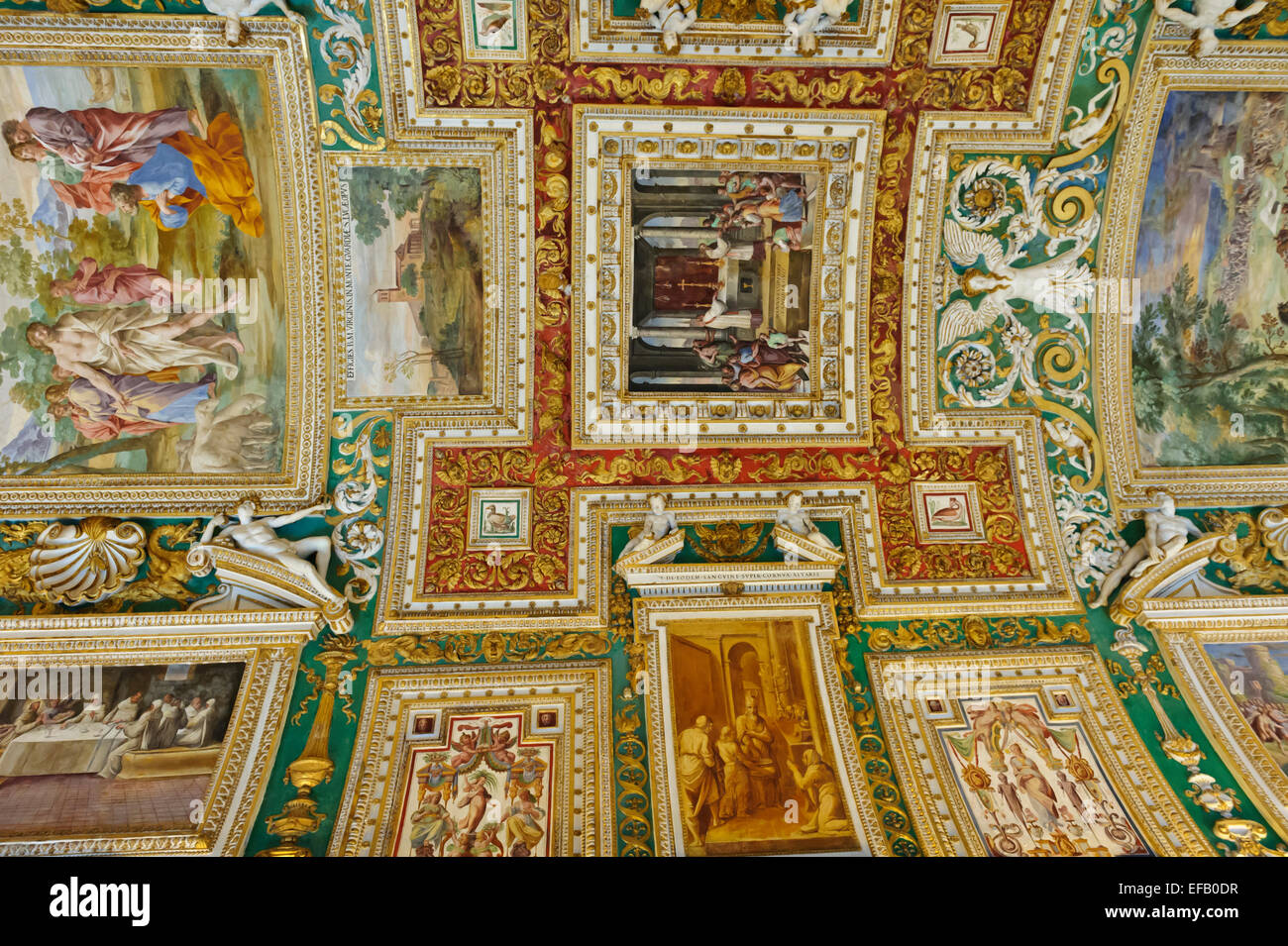 The decorative ceiling along the corridor of Vatican museum, Vatican ...