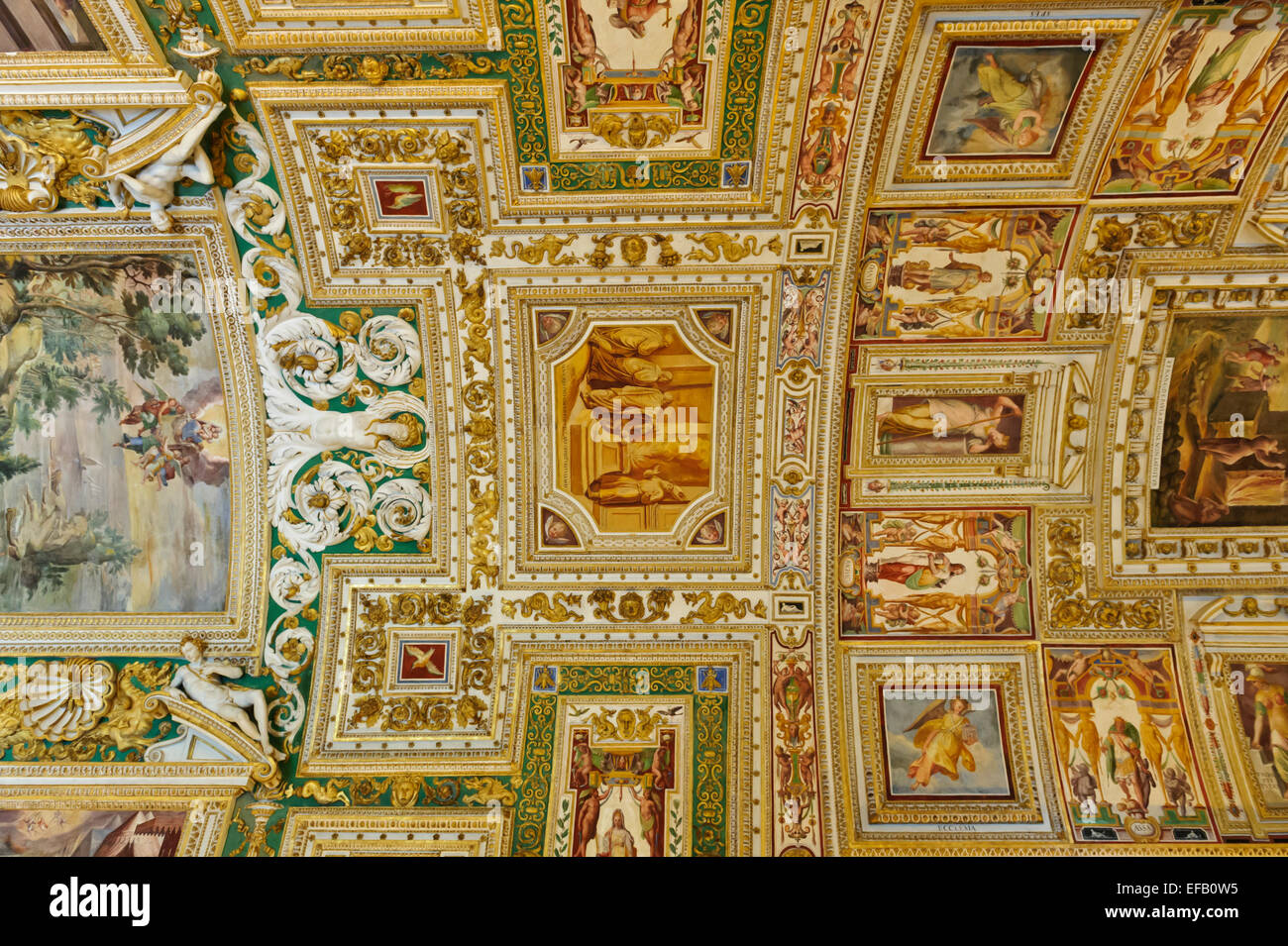 The decorative ceiling along the corridor of Vatican museum, Vatican ...