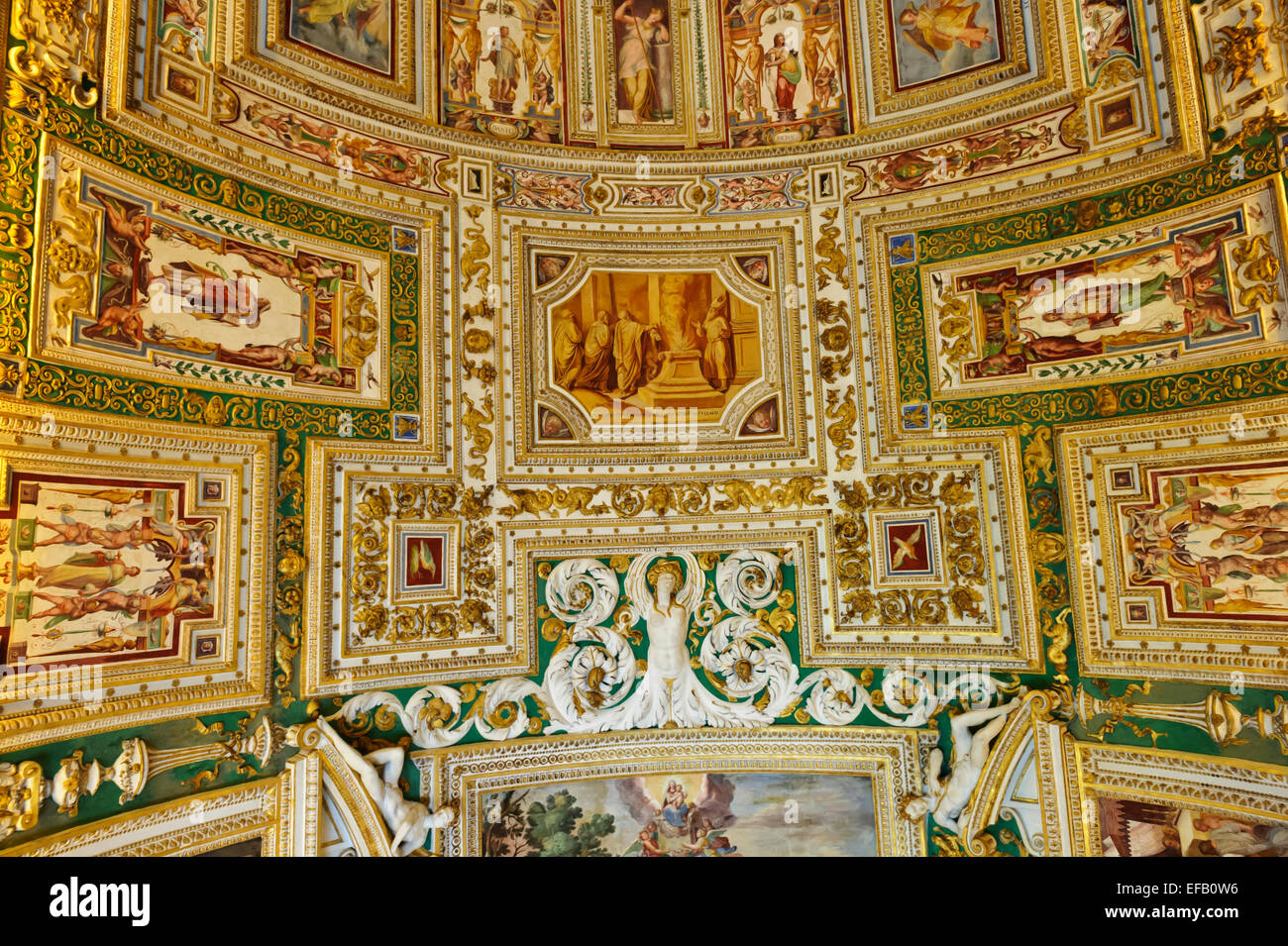 The decorative ceiling along the corridor of Vatican museum, Vatican ...