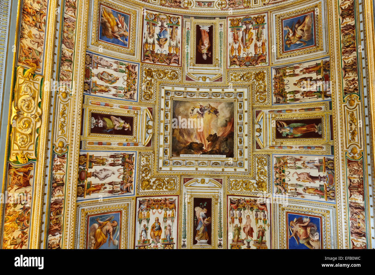 The decorative ceiling along the corridor of Vatican museum, Vatican ...