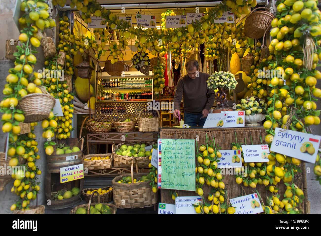Lemon Juice Shop In Naples Stock Photo - Alamy