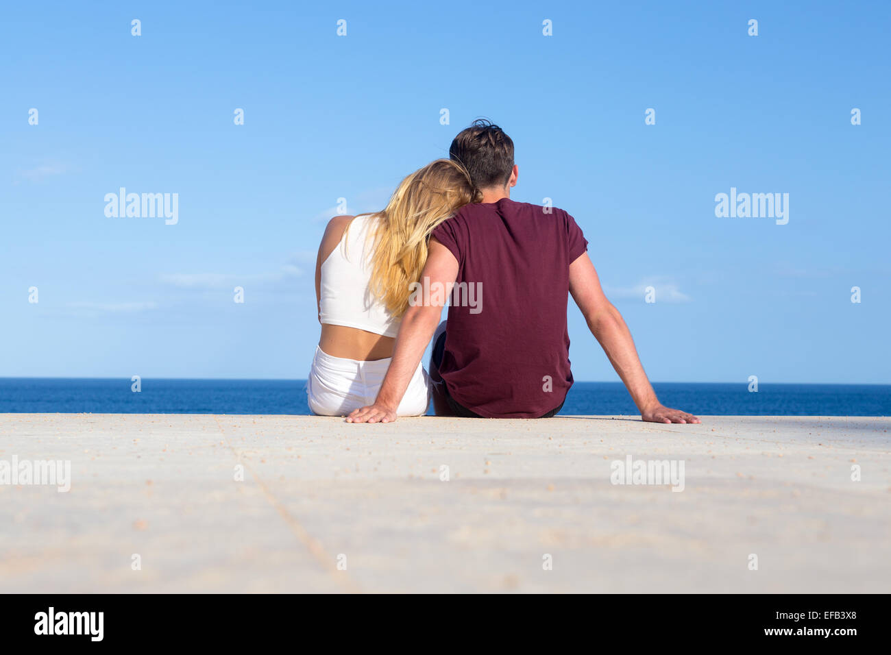 Couple hug sea hi-res stock photography and images - Alamy