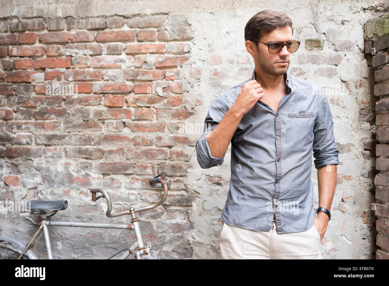 Man leaning against wall vintage hi-res stock photography and images ...