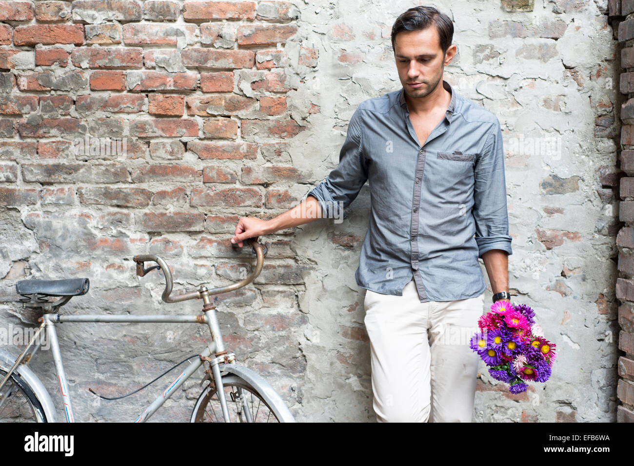 Man leaning against wall vintage hi-res stock photography and images ...