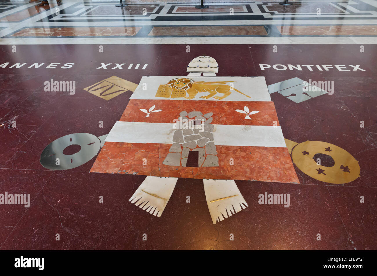 Papal basilica interior design hi-res stock photography and images - Alamy