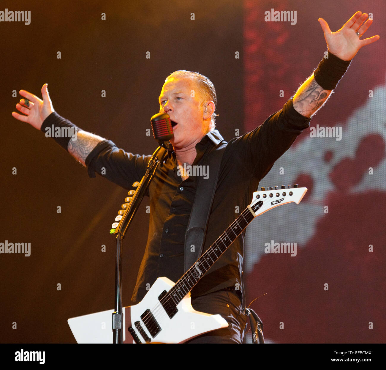 Pyramid stage glastonbury 2014 night hi-res stock photography and ...