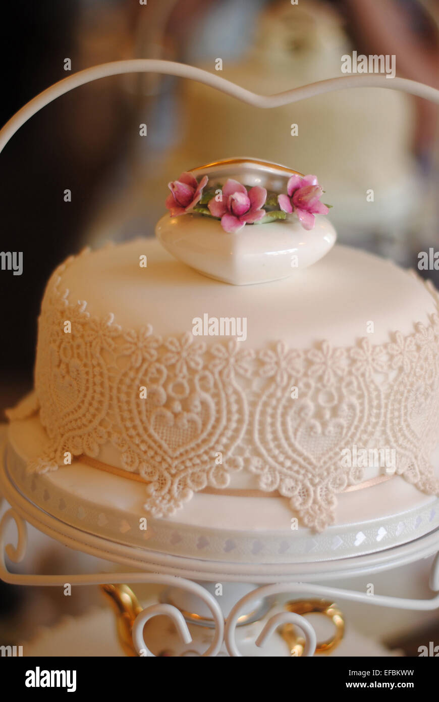 A handmade vintage style wedding cake Stock Photo - Alamy
