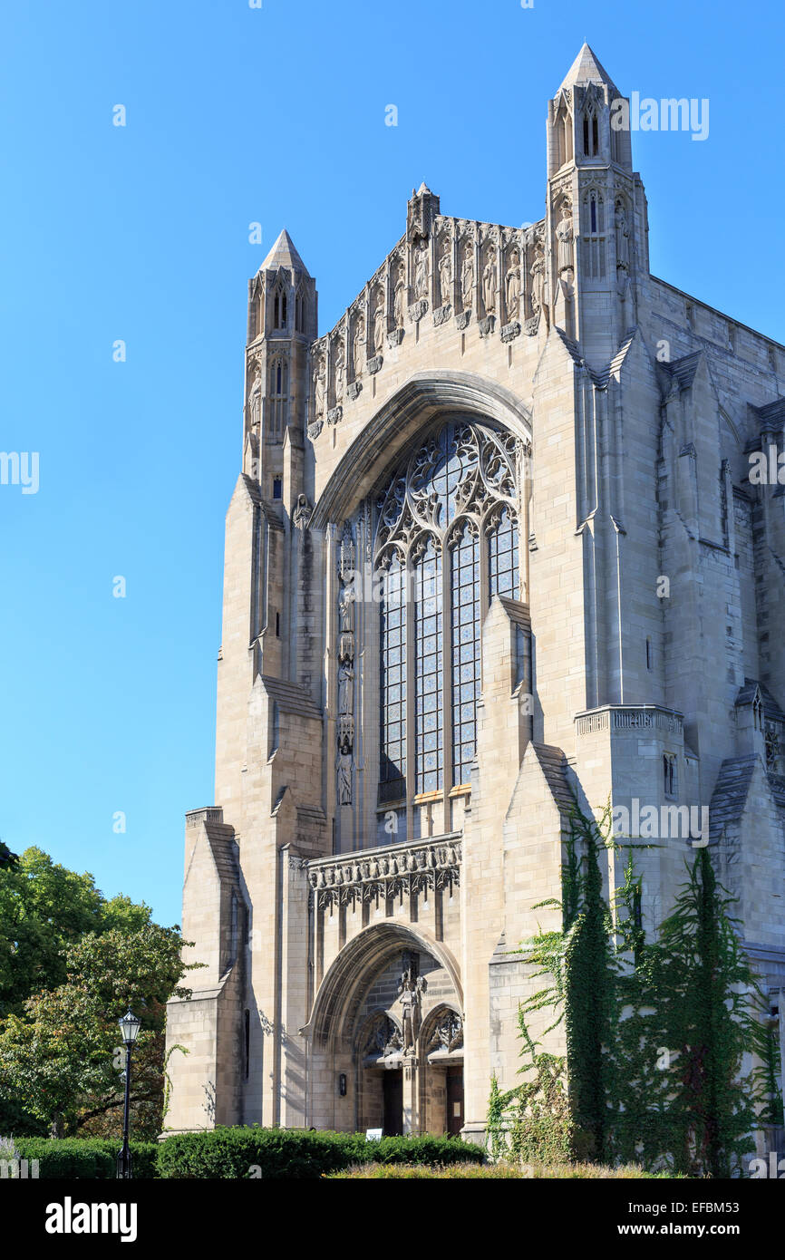 Portal of the University of Chicago's Rockefeller Chapel on a sunny day ...