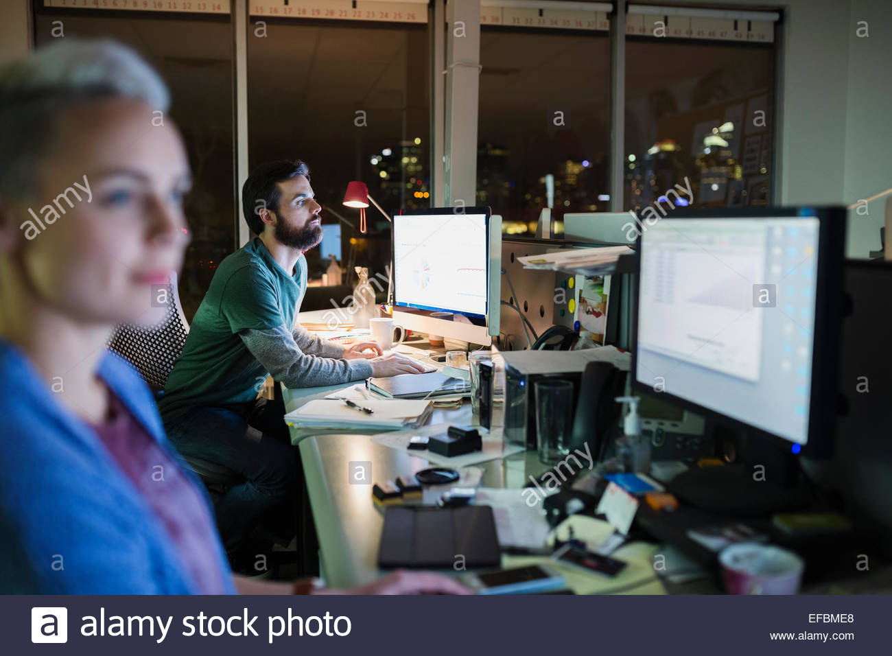 People working on computers hi-res stock photography and images - Alamy