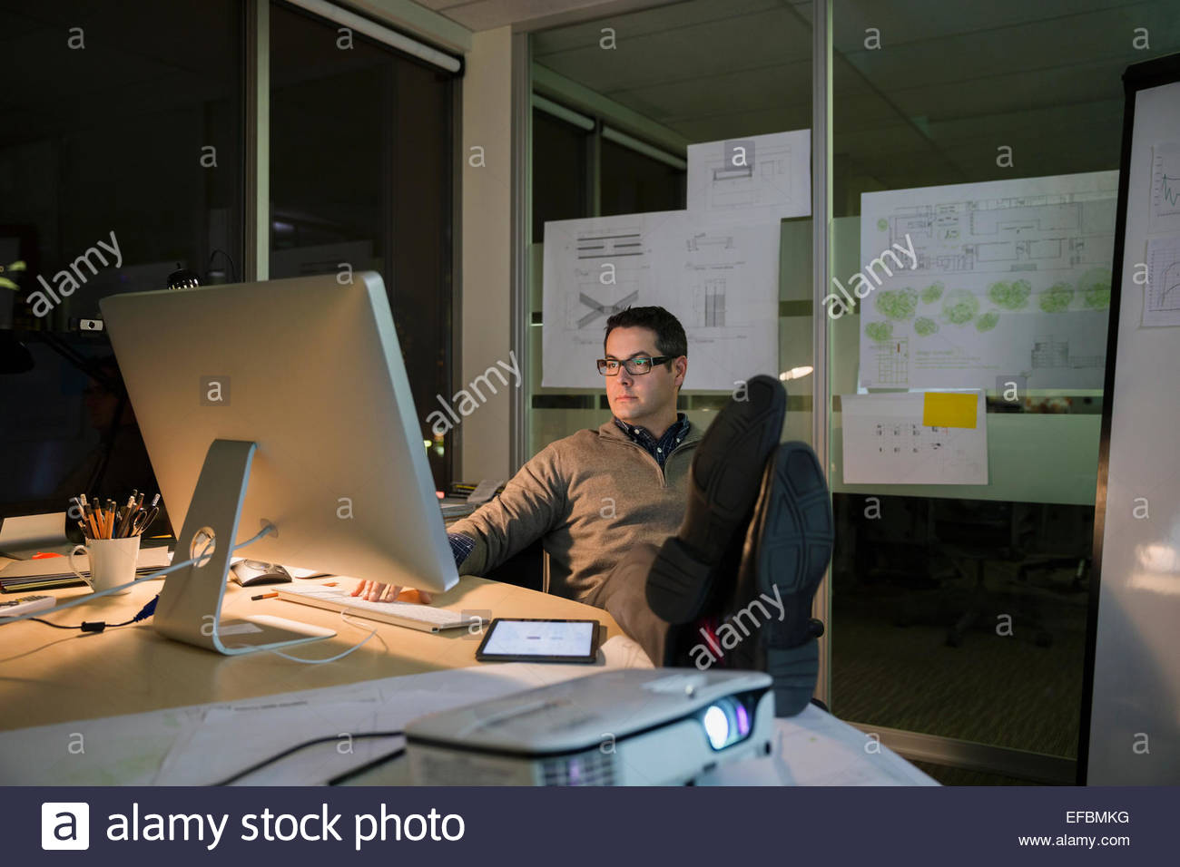 Man feet computer desk hi-res stock photography and images - Alamy