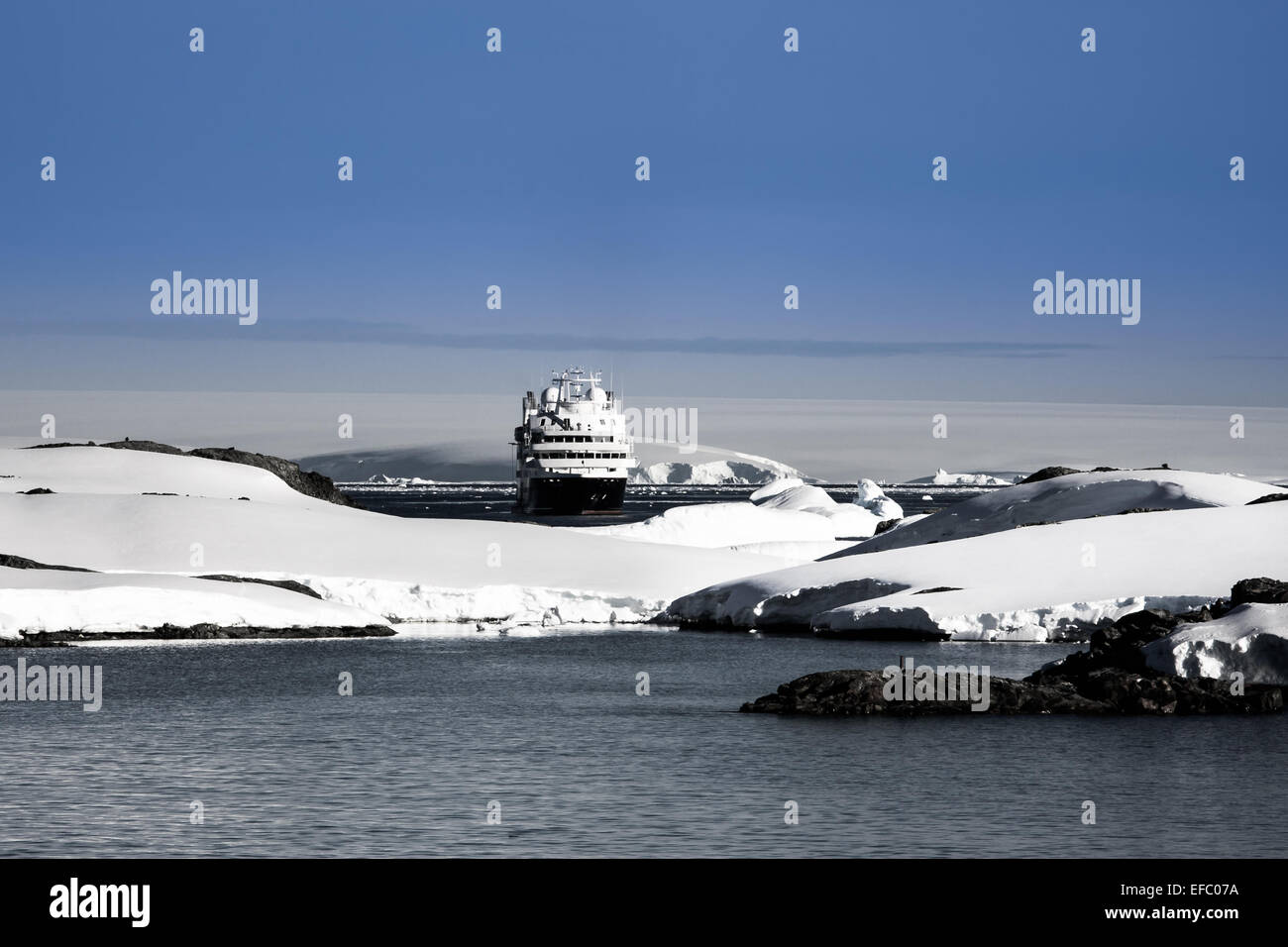 Big cruise ship Stock Photo - Alamy