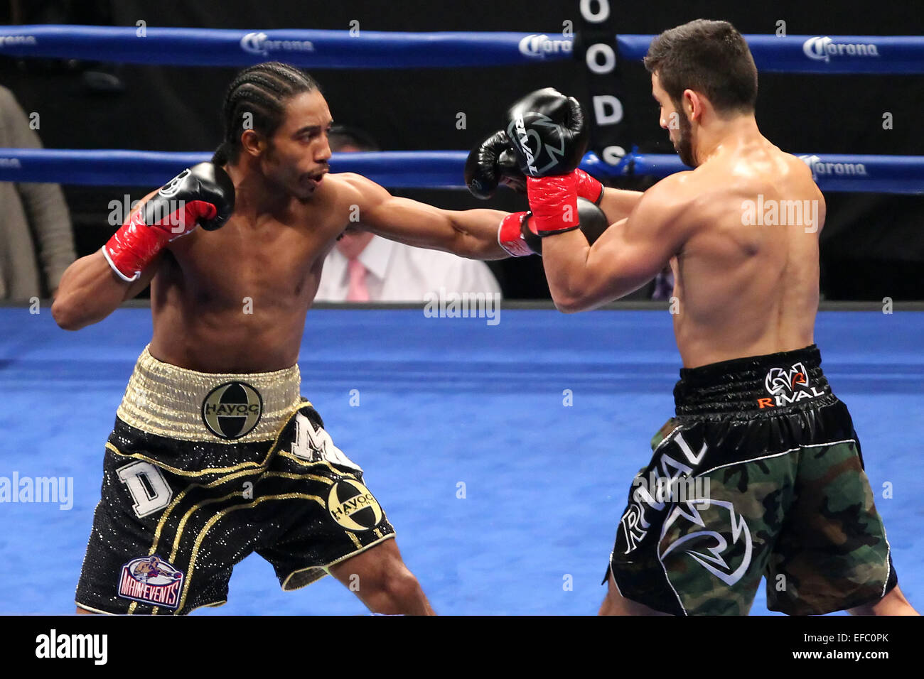 Mashantucket, Connecticut, USA. 30th Jan, 2015. Karl Dargan (black/gold ...