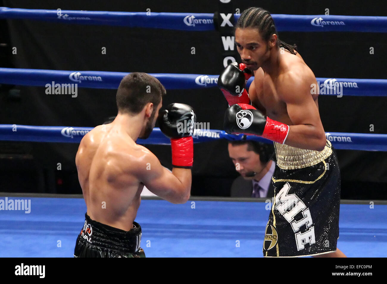 Mashantucket, Connecticut, USA. 30th Jan, 2015. Karl Dargan (black/gold ...