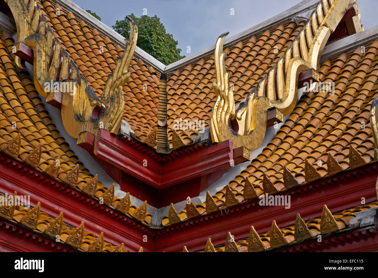 TH00417-00...THAILAND - Tile roof on Bangkok's Wat Benchamabophit ...
