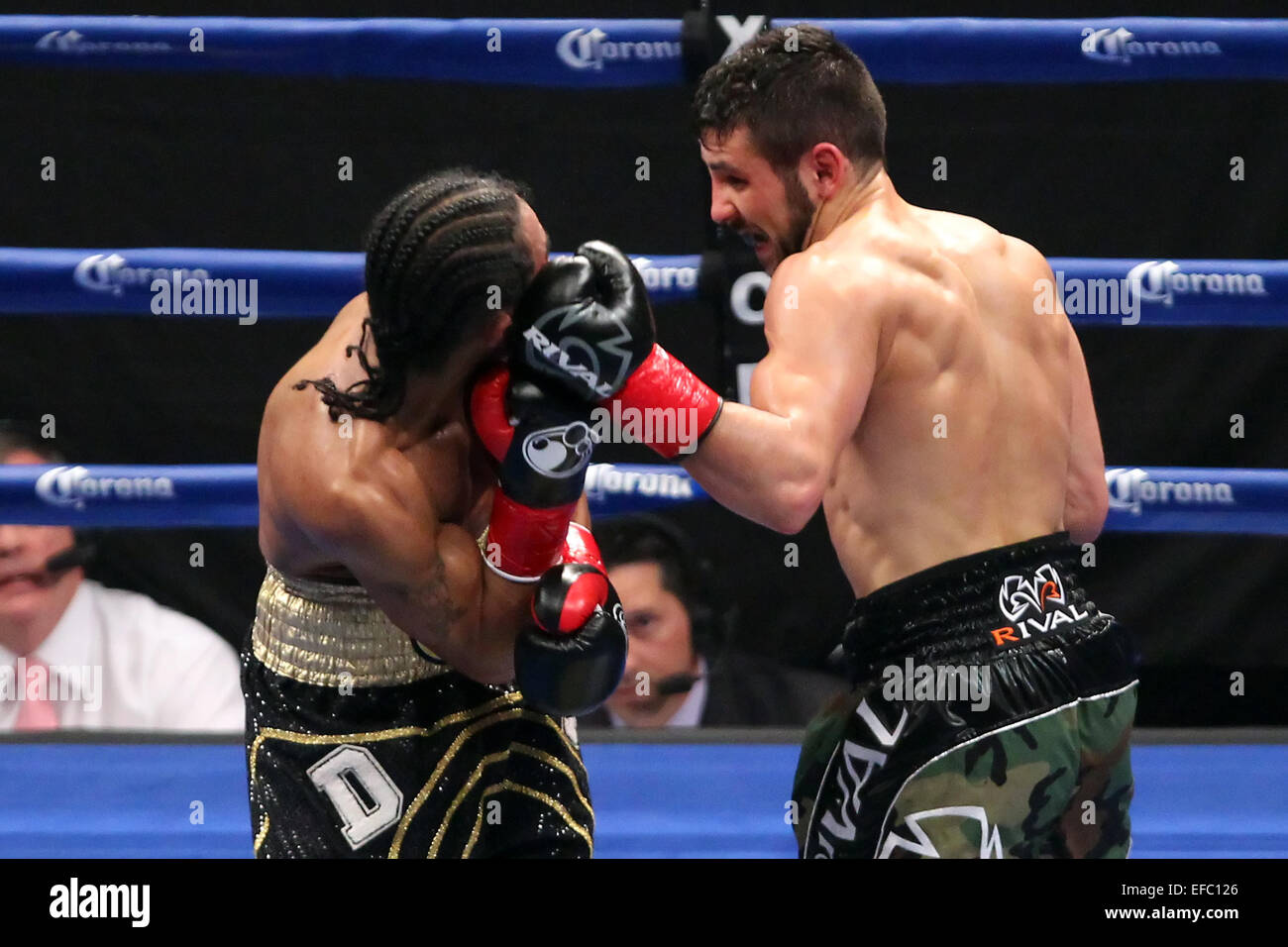 Mashantucket, Connecticut, USA. 30th Jan, 2015. Karl Dargan (black/gold ...