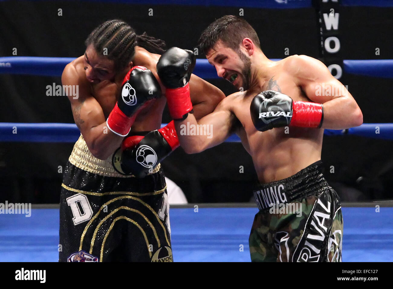 Mashantucket, Connecticut, USA. 30th Jan, 2015. Karl Dargan (black/gold ...