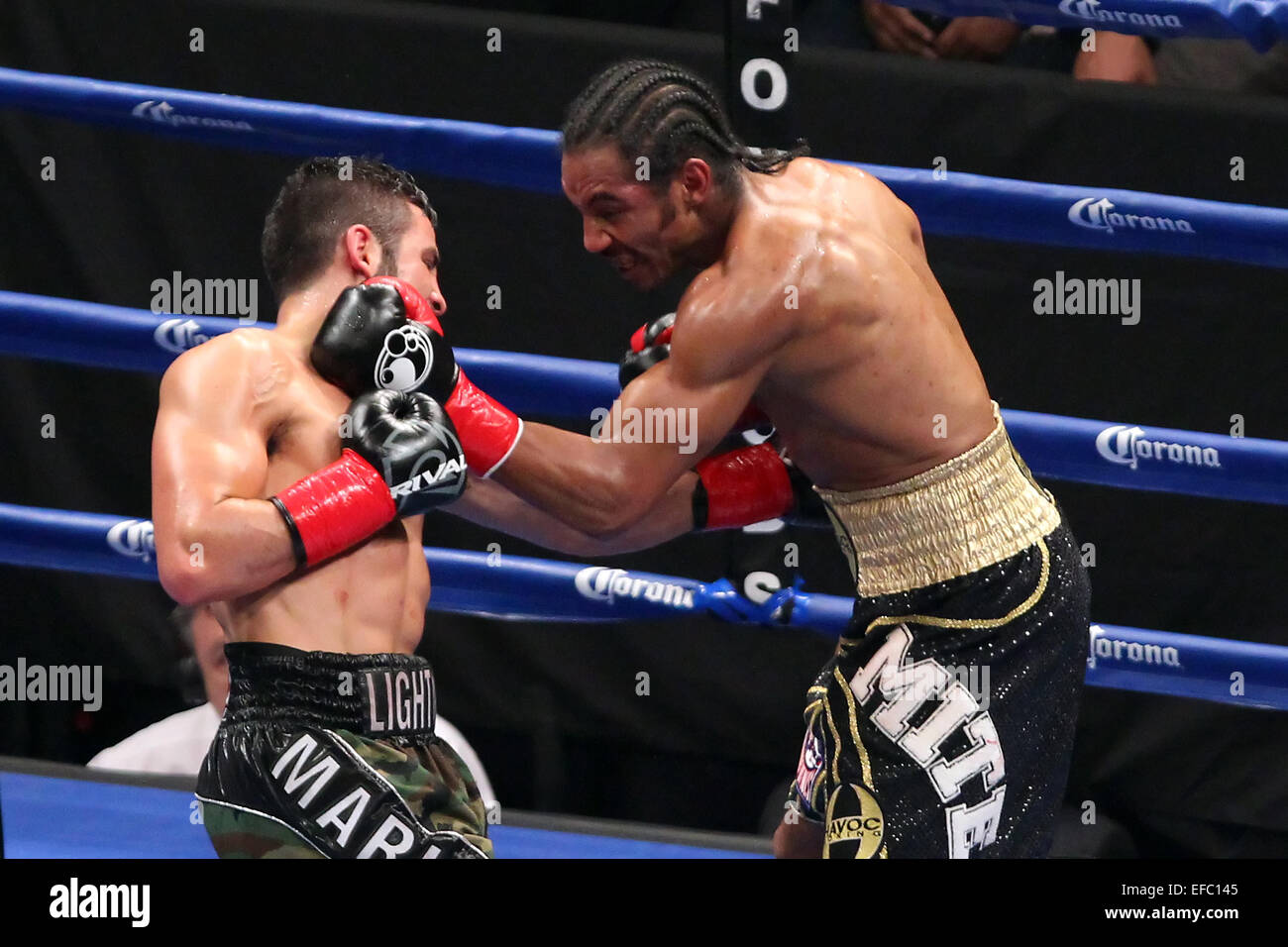 Mashantucket, Connecticut, USA. 30th Jan, 2015. Karl Dargan (black/gold ...